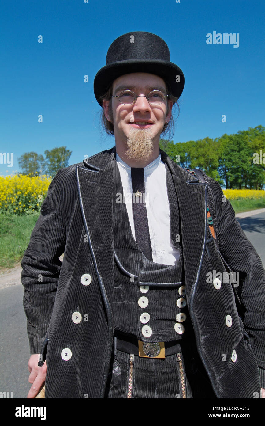 Zwei Wandergesellen auf der Walz Stock Photo - Alamy