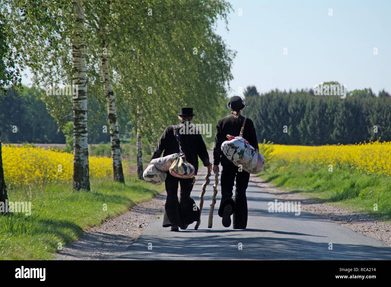 Zwei Wandergesellen auf der Walz Stock Photo - Alamy