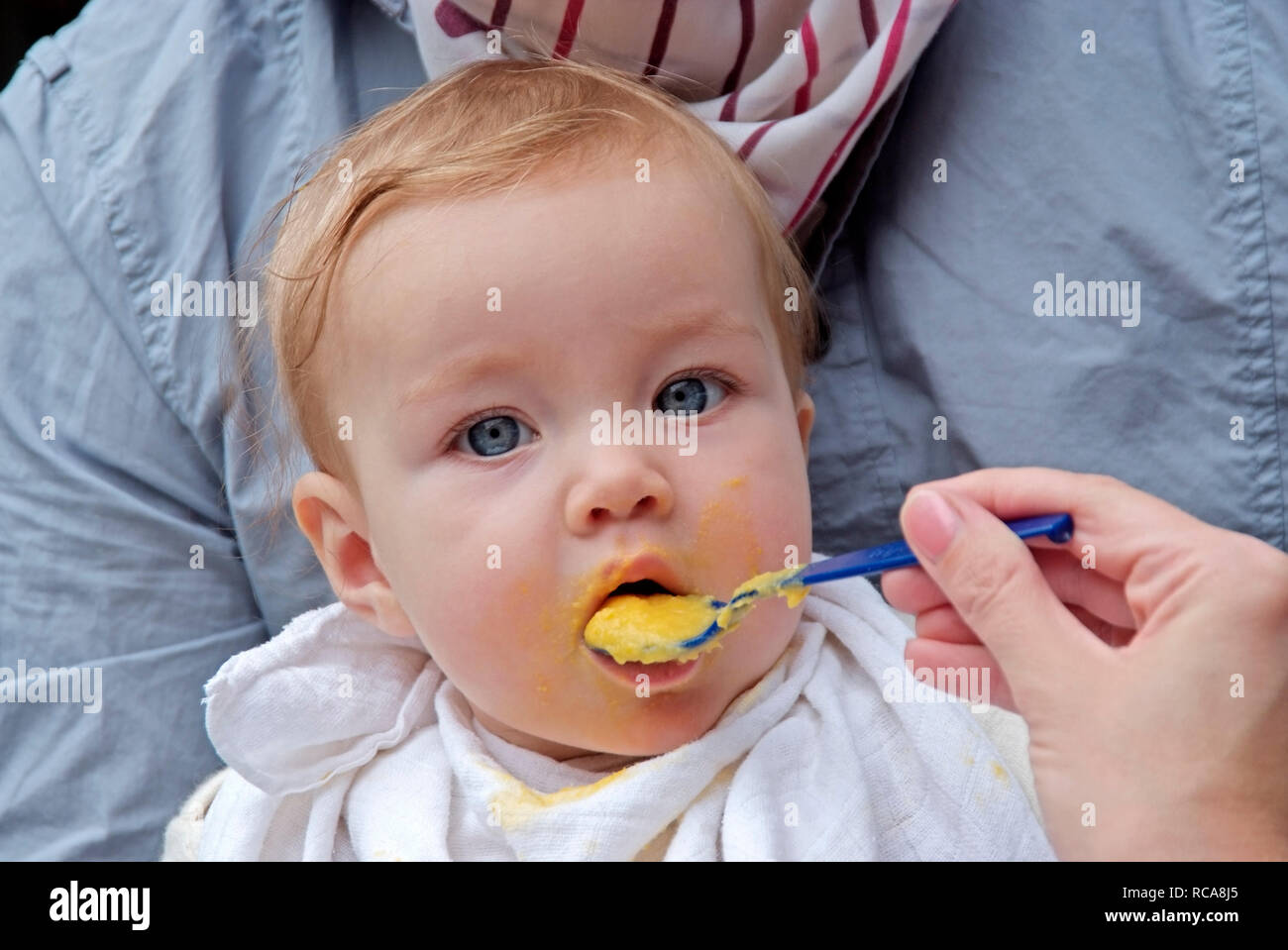 Eltern mit kleinkind hi-res stock photography and images - Alamy
