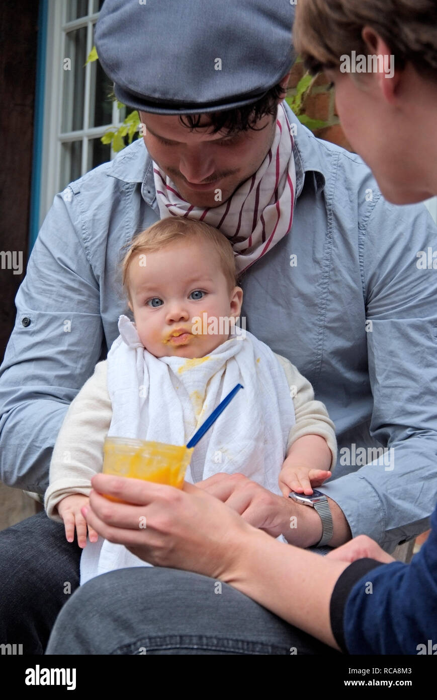 Eltern füttern ihr Baby mit Brei | parents feeding their baby wit pap ...