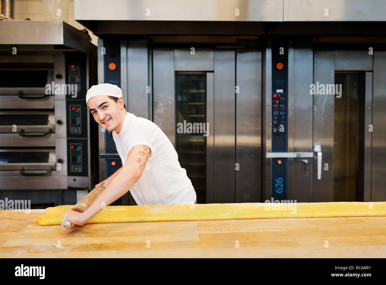 Baker in bakery Stock Photo - Alamy