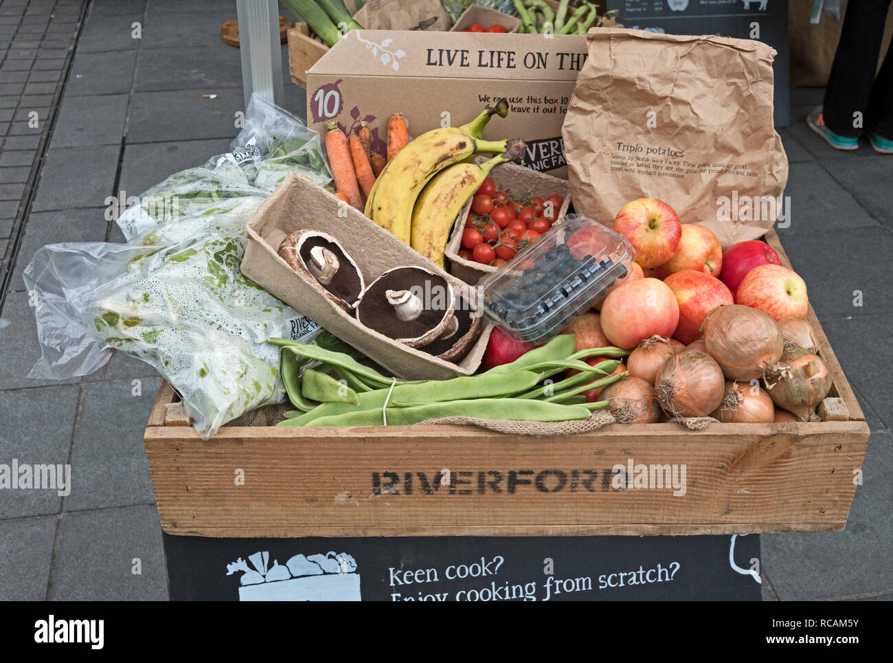 Organic veg in wood box hi-res stock photography and images - Alamy