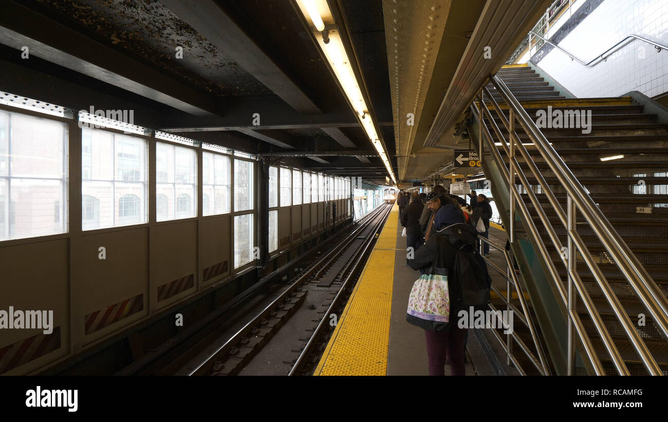 New York subway platform - NEW YORK / USA - DECEMBER 4, 2018 Stock ...