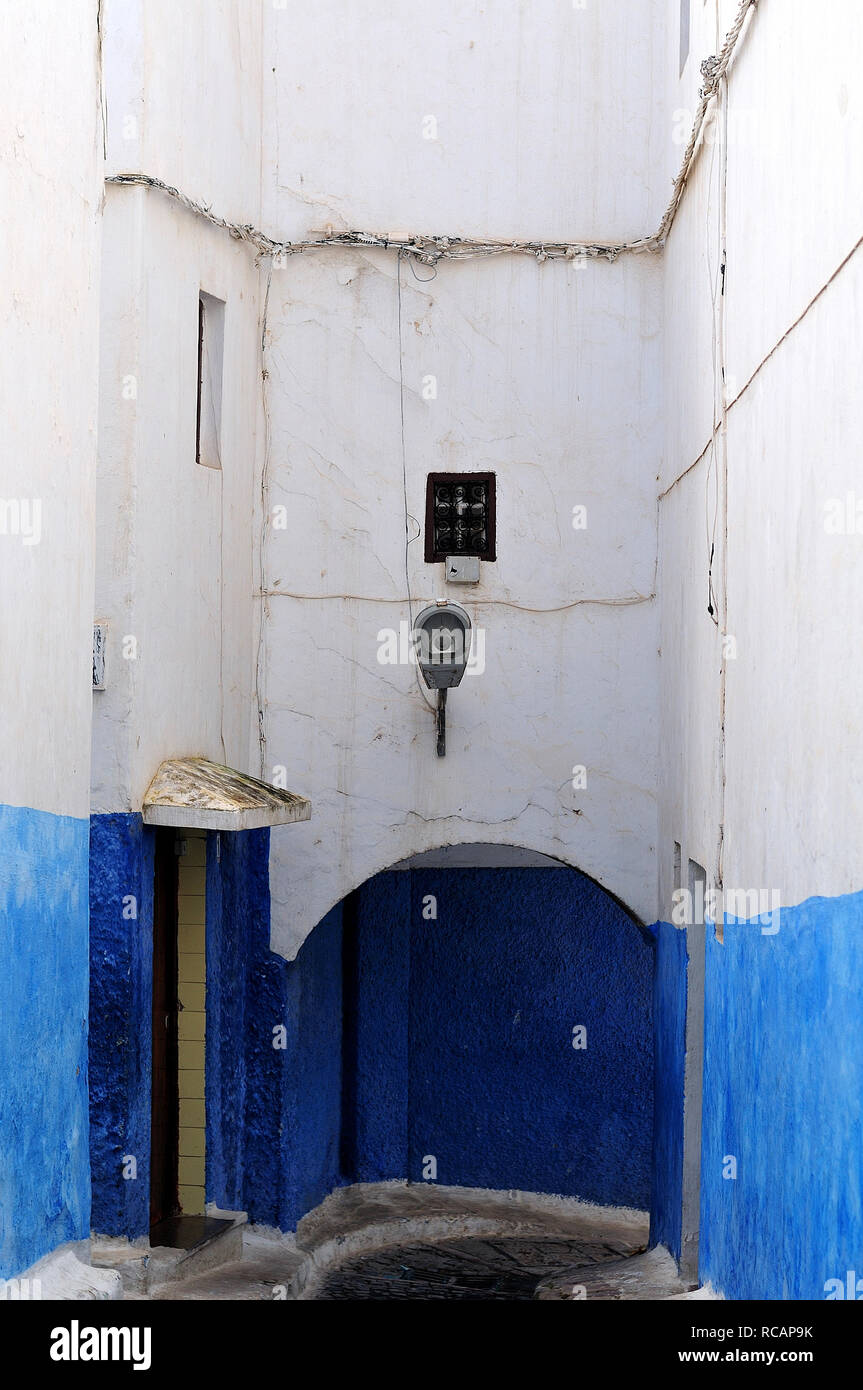 Walkway in the blue city of morocco hi-res stock photography and images ...