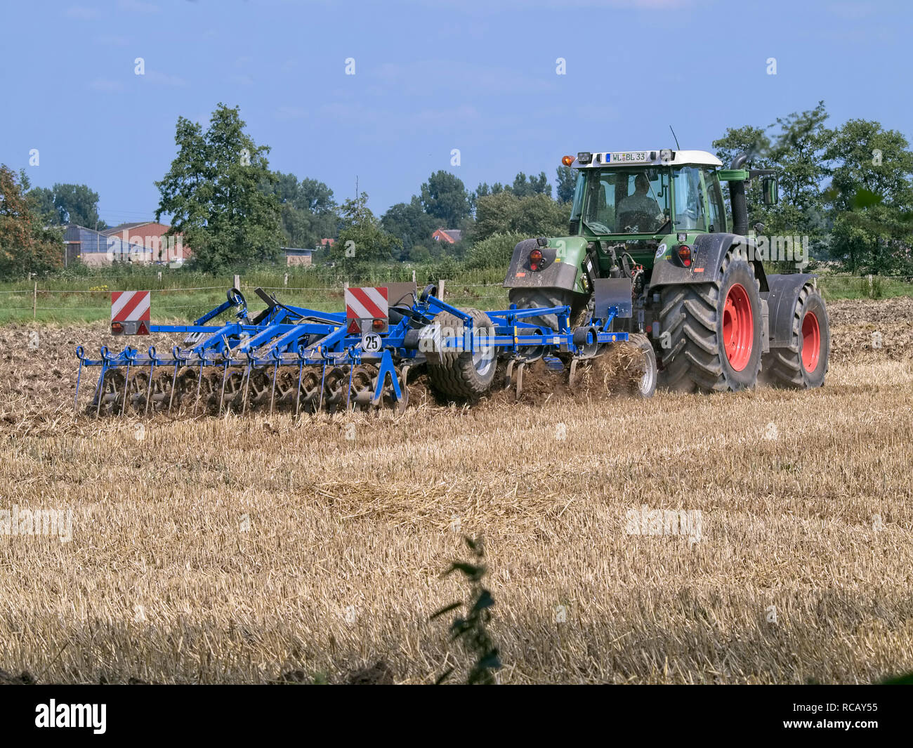 Tractor drawn hi-res stock photography and images - Alamy
