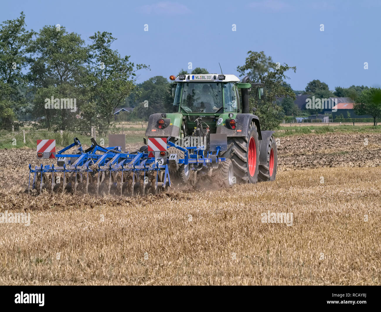 Tractor drawn hi-res stock photography and images - Alamy