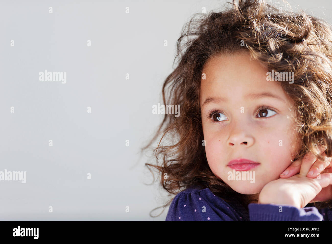 Girl looking away hi-res stock photography and images - Alamy