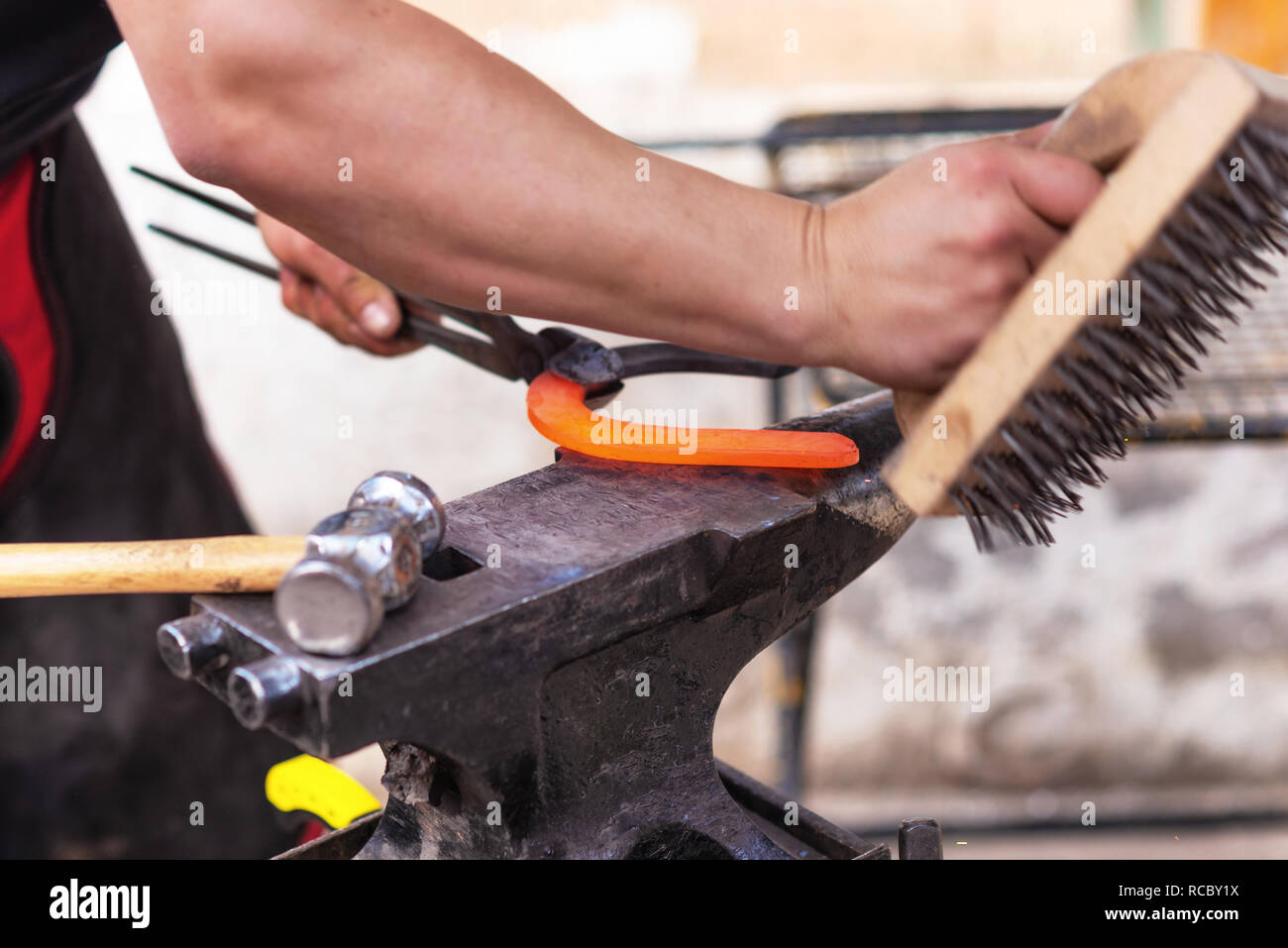 Blacksmith working on the anvil, making a horseshoe Stock Photo - Alamy