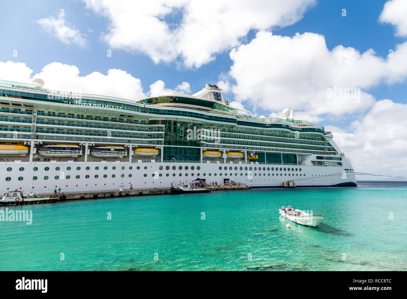 Boarding cruise ship hi-res stock photography and images - Alamy