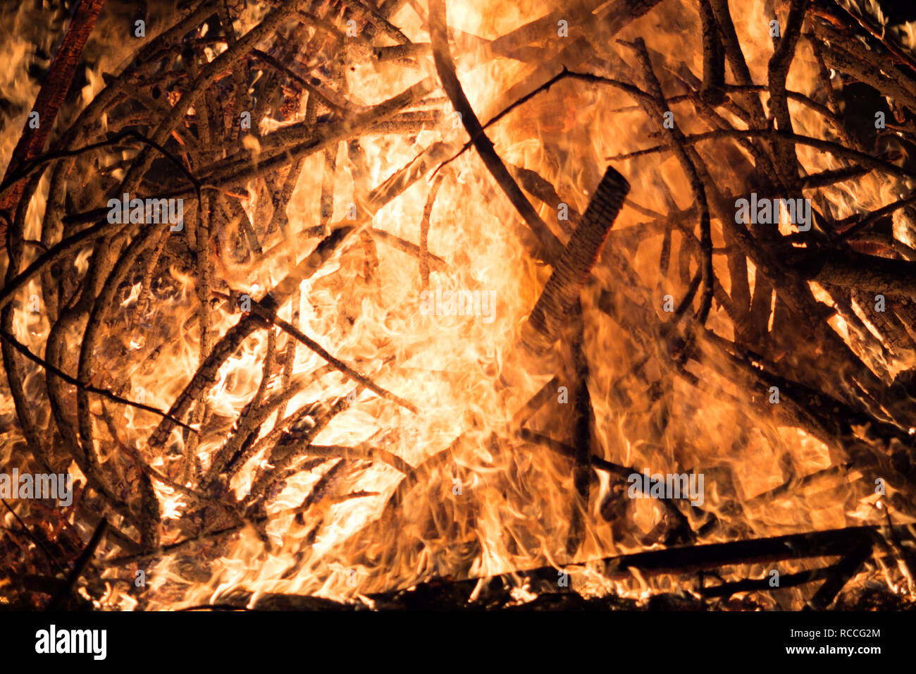 Detail of the fire of a wood bonfire Stock Photo - Alamy