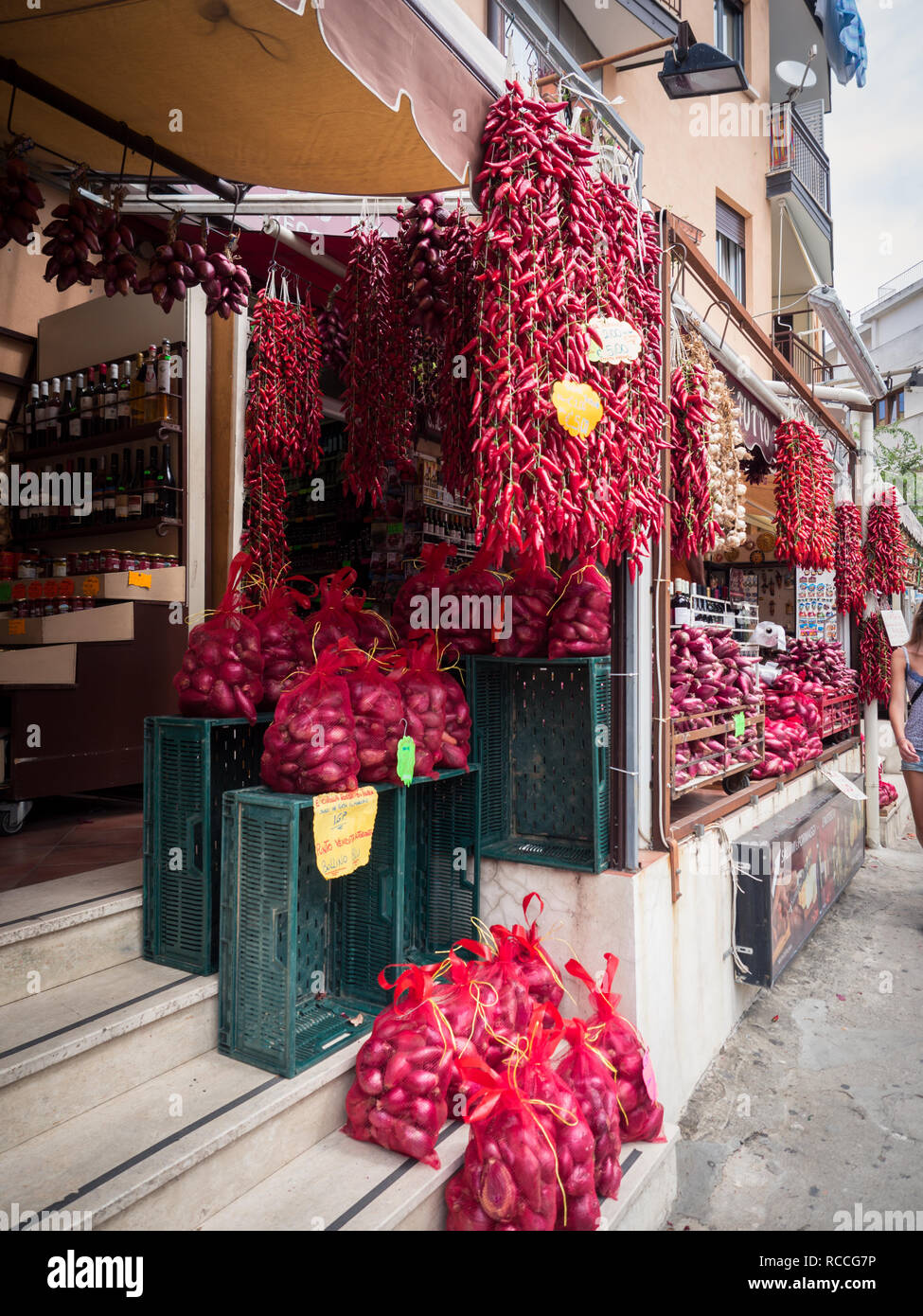 The sweet red onion of tropea hi-res stock photography and images - Alamy
