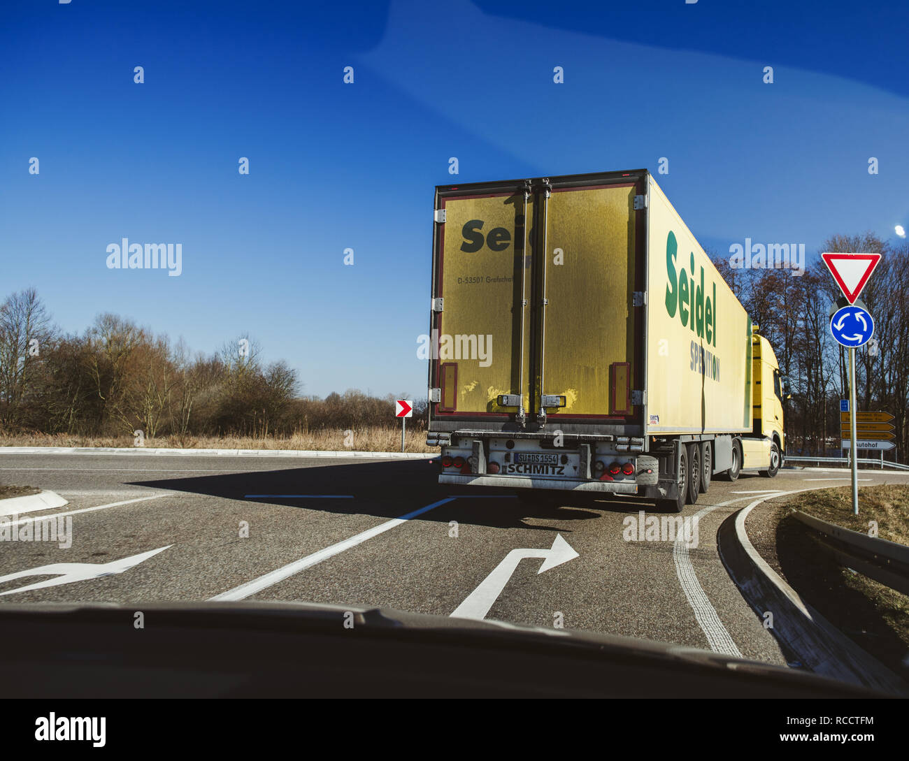 Entering roundabout hi-res stock photography and images - Alamy