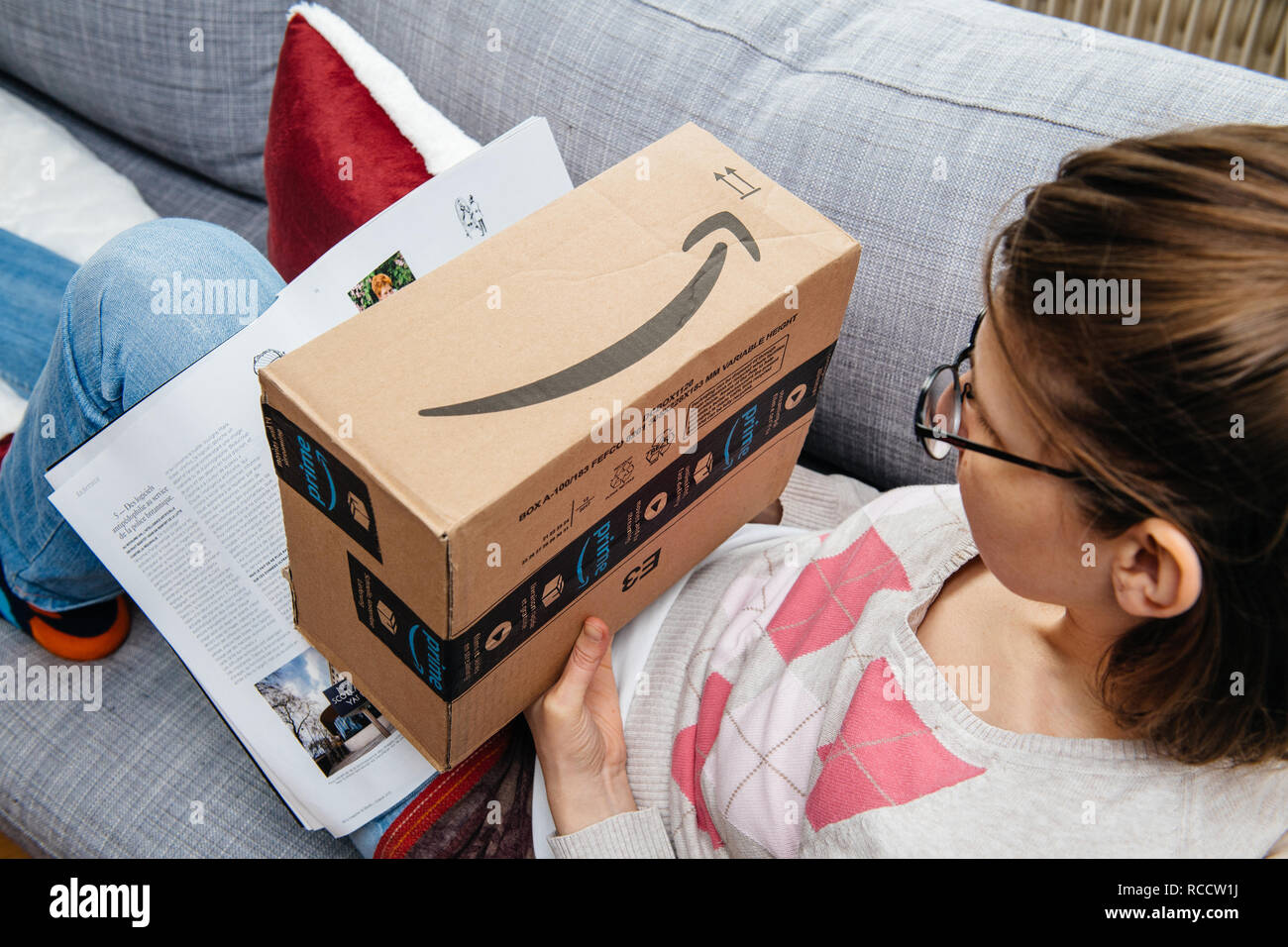 Amazon logo black background hi-res stock photography and images - Alamy