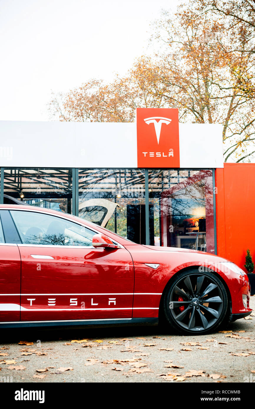 New tesla model s france hi-res stock photography and images - Alamy