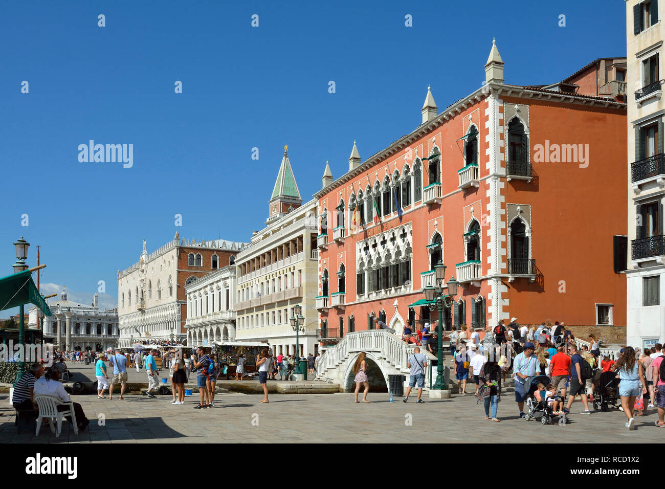View of the promenade Riva degli Schiavoni with tourists in San Marco ...