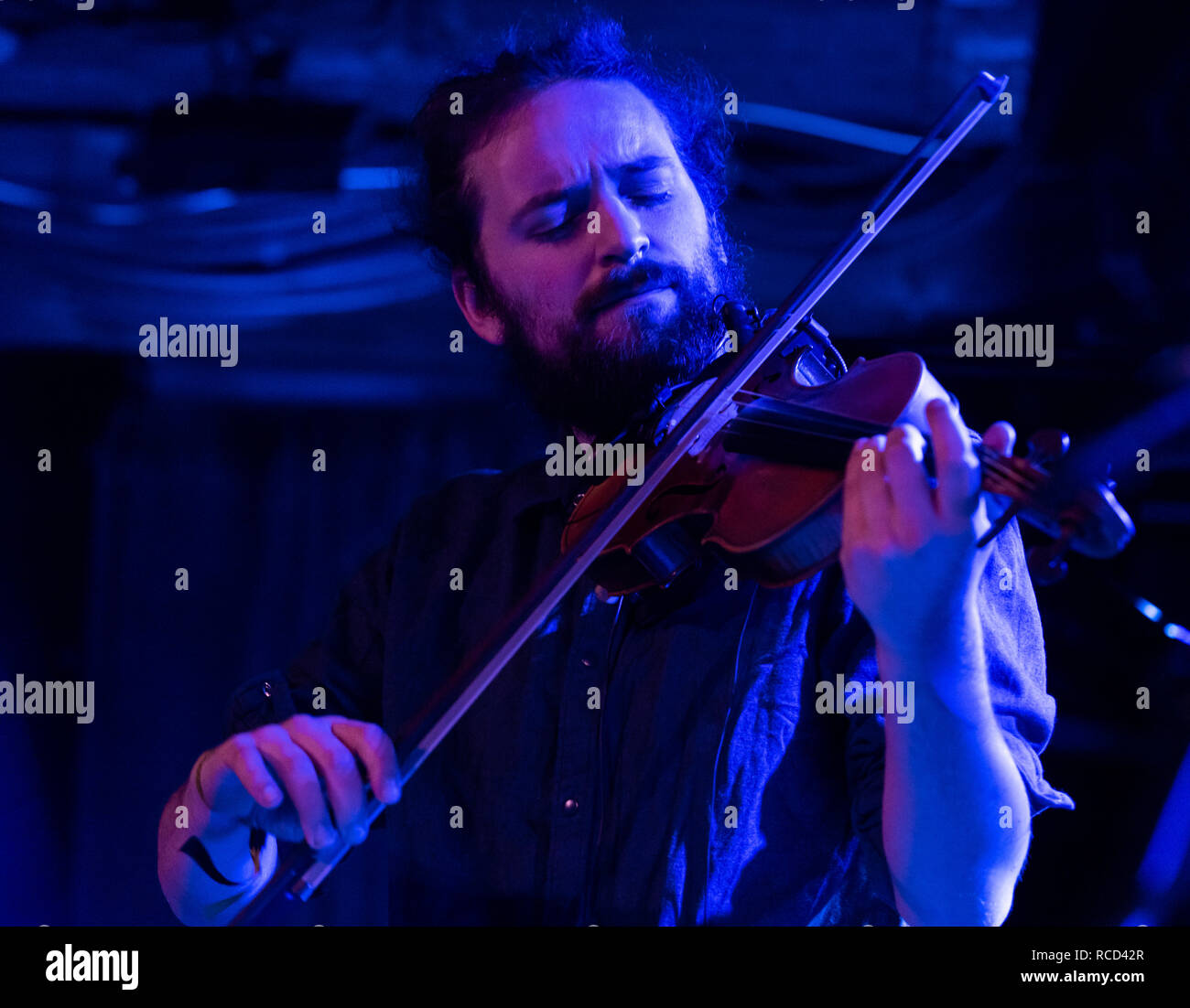 Violin rouge hi-res stock photography and images - Alamy