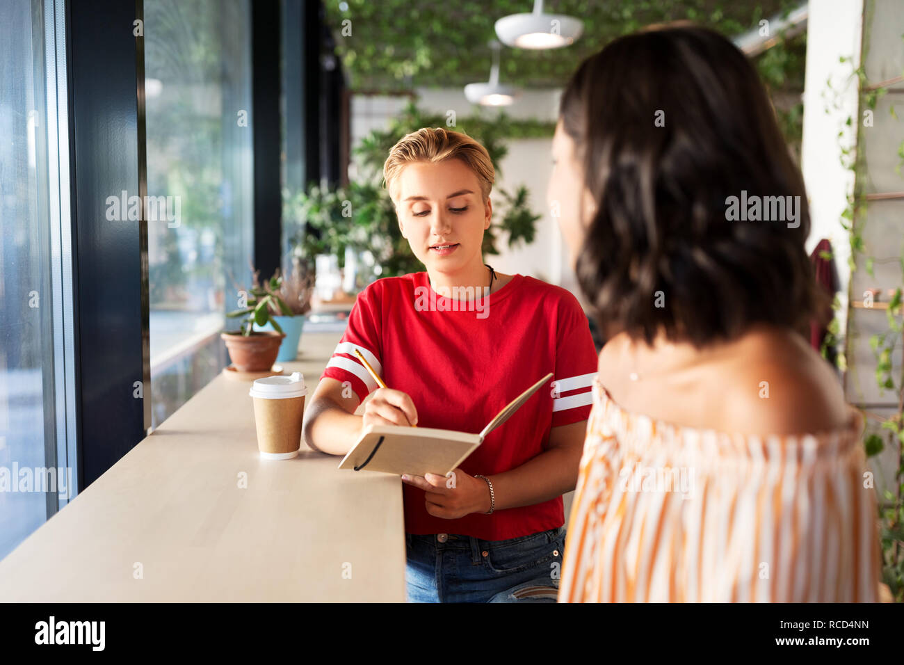 Writing friends hi-res stock photography and images - Alamy