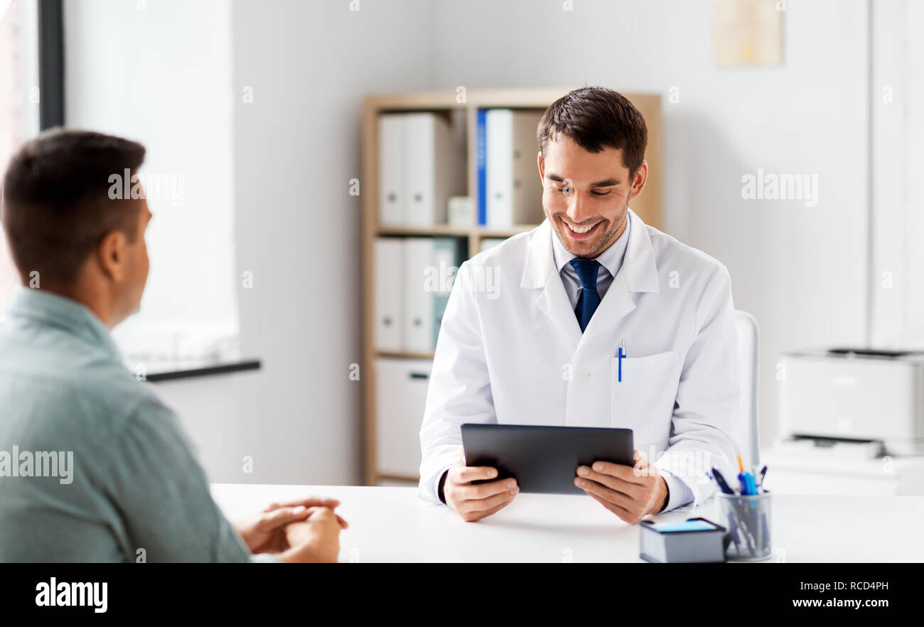 Doctor patient tablet computer hospital hi-res stock photography and ...