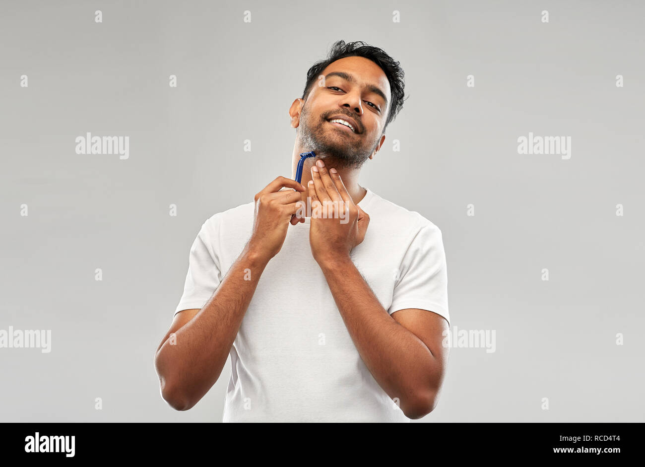 indian man shaving beard with razor blade Stock Photo - Alamy