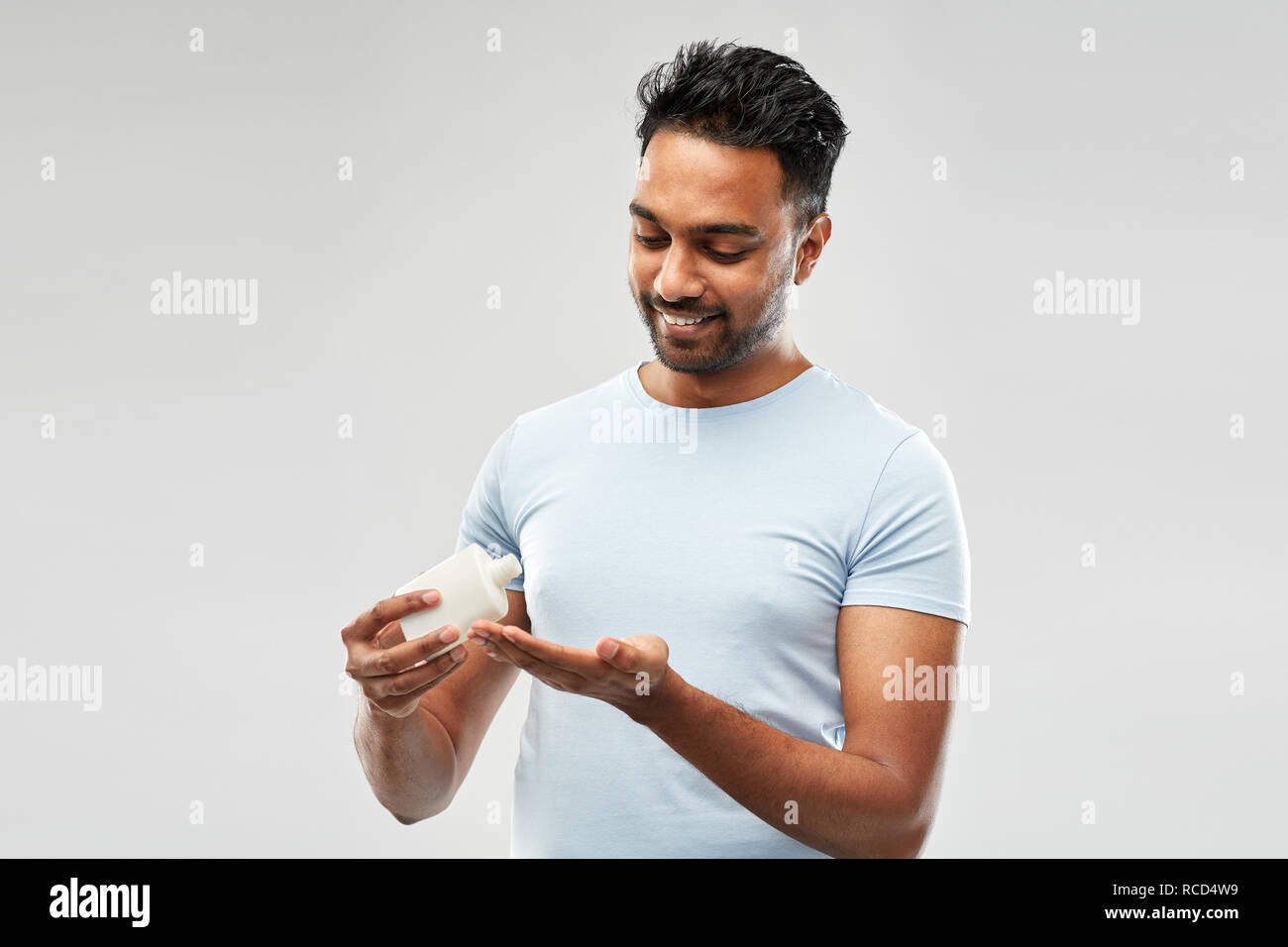 Applying lotion hi-res stock photography and images - Alamy