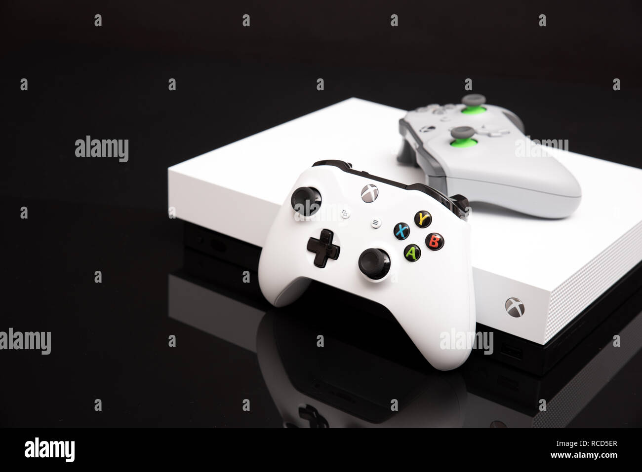 Xbox gaming hi-res stock photography and images - Alamy