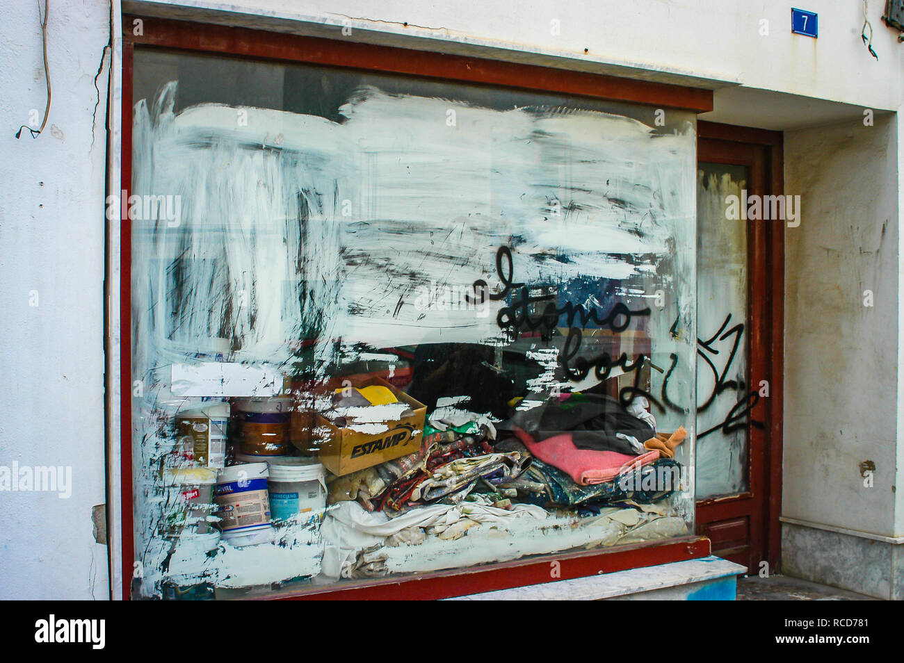 Closed down shop with white washed shop window Stock Photo - Alamy