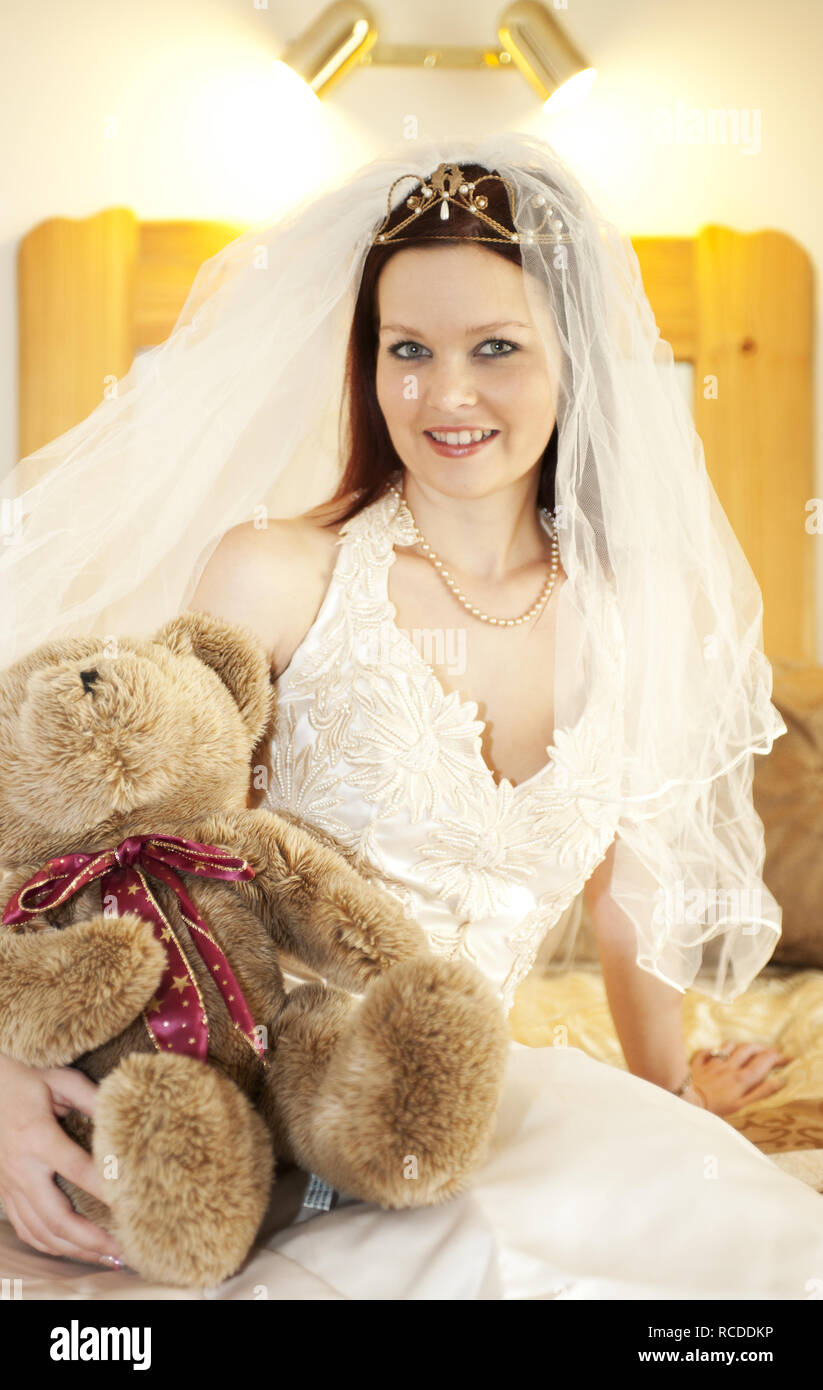 Beautiful young bride Stock Photo - Alamy