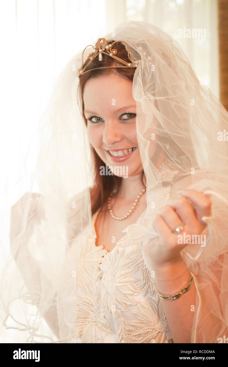 Beautiful young bride Stock Photo - Alamy