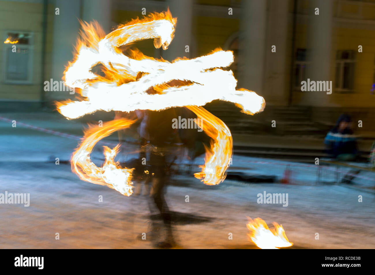 Man fire juggler juggling flaming hi-res stock photography and images ...