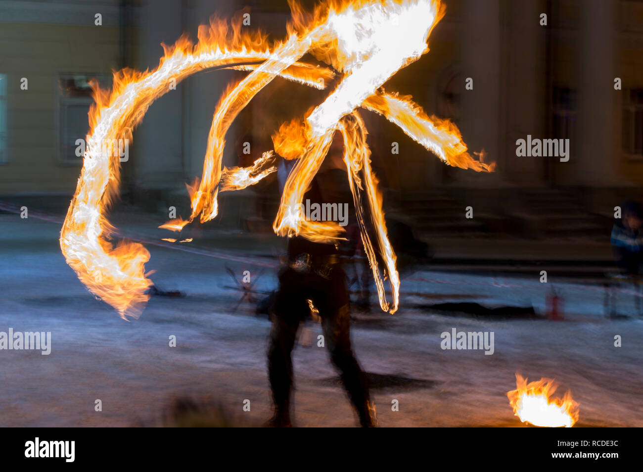 Man fire juggler juggling flaming hi-res stock photography and images ...