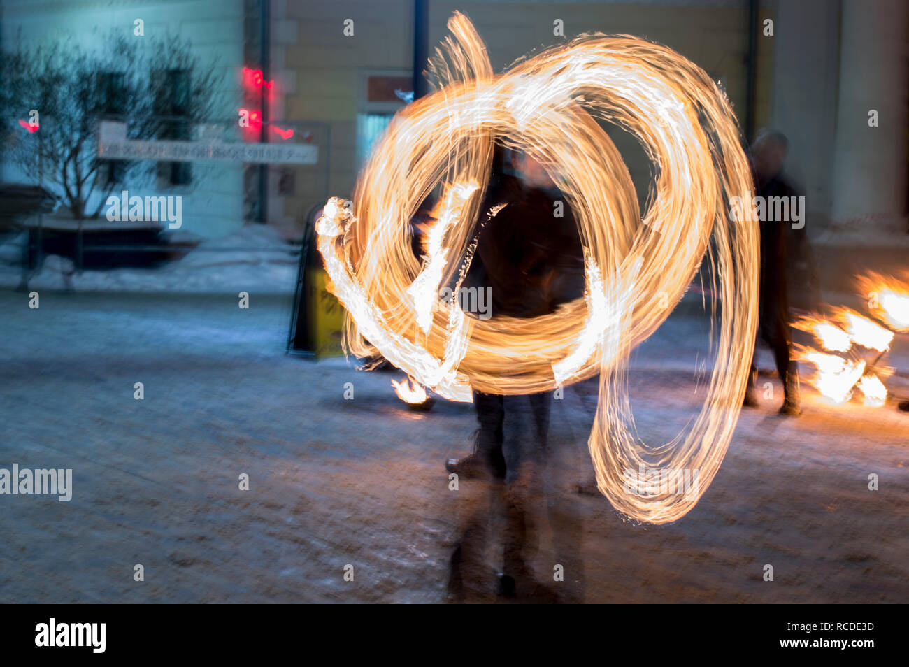 Juggling with fire hi-res stock photography and images - Alamy
