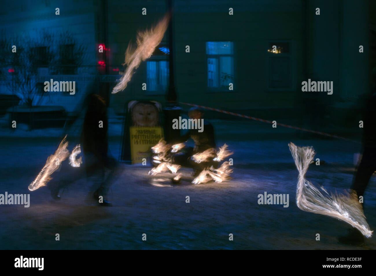 Fire poi juggling hi-res stock photography and images - Alamy