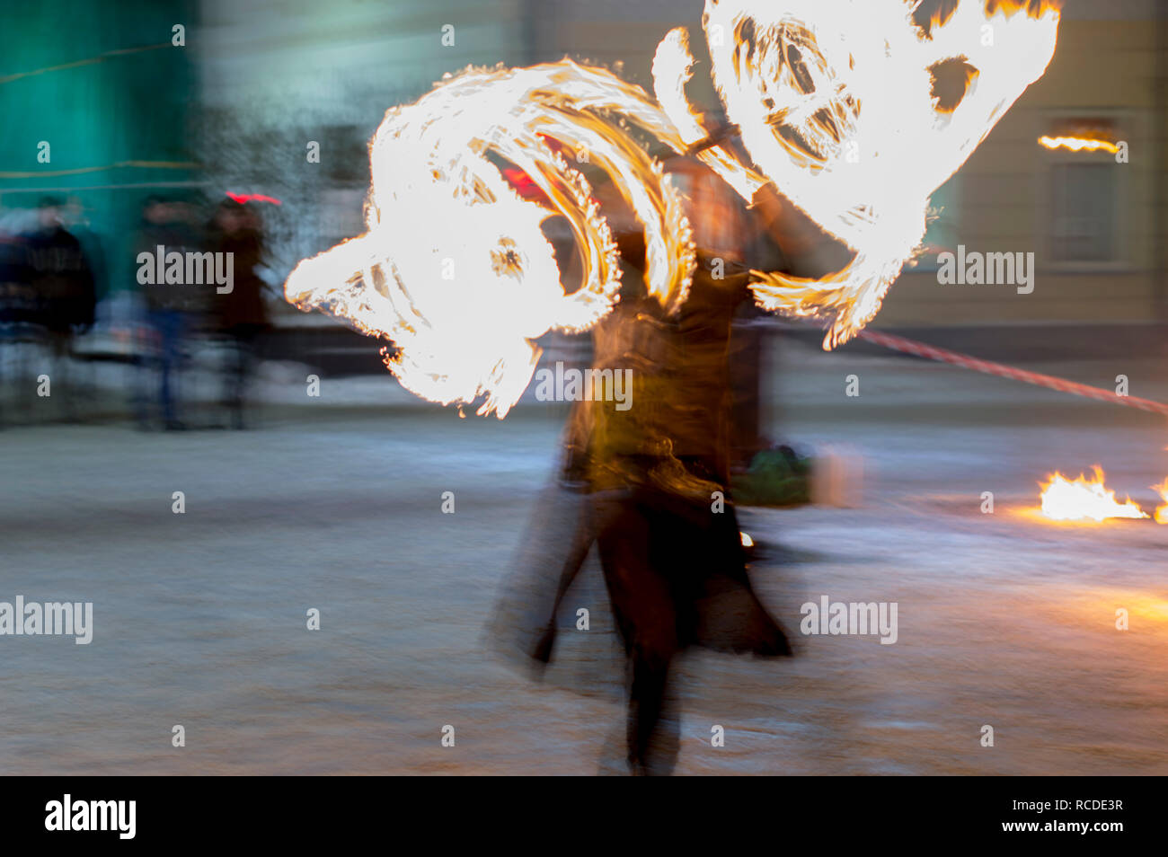 Man fire juggler juggling flaming hi-res stock photography and images ...