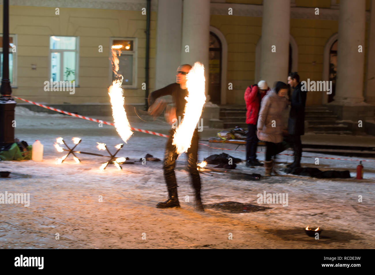 Man fire juggler juggling flaming hi-res stock photography and images ...