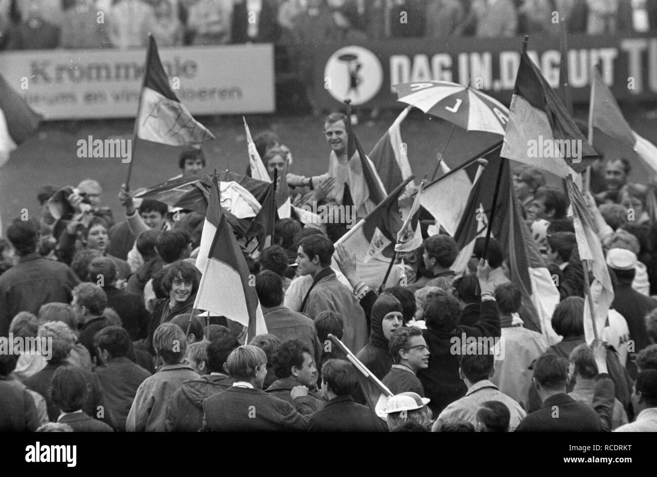 Ajax tegen ADO 2-1. Gert Bals tussen supporters, Bestanddeelnr 921-3893 ...
