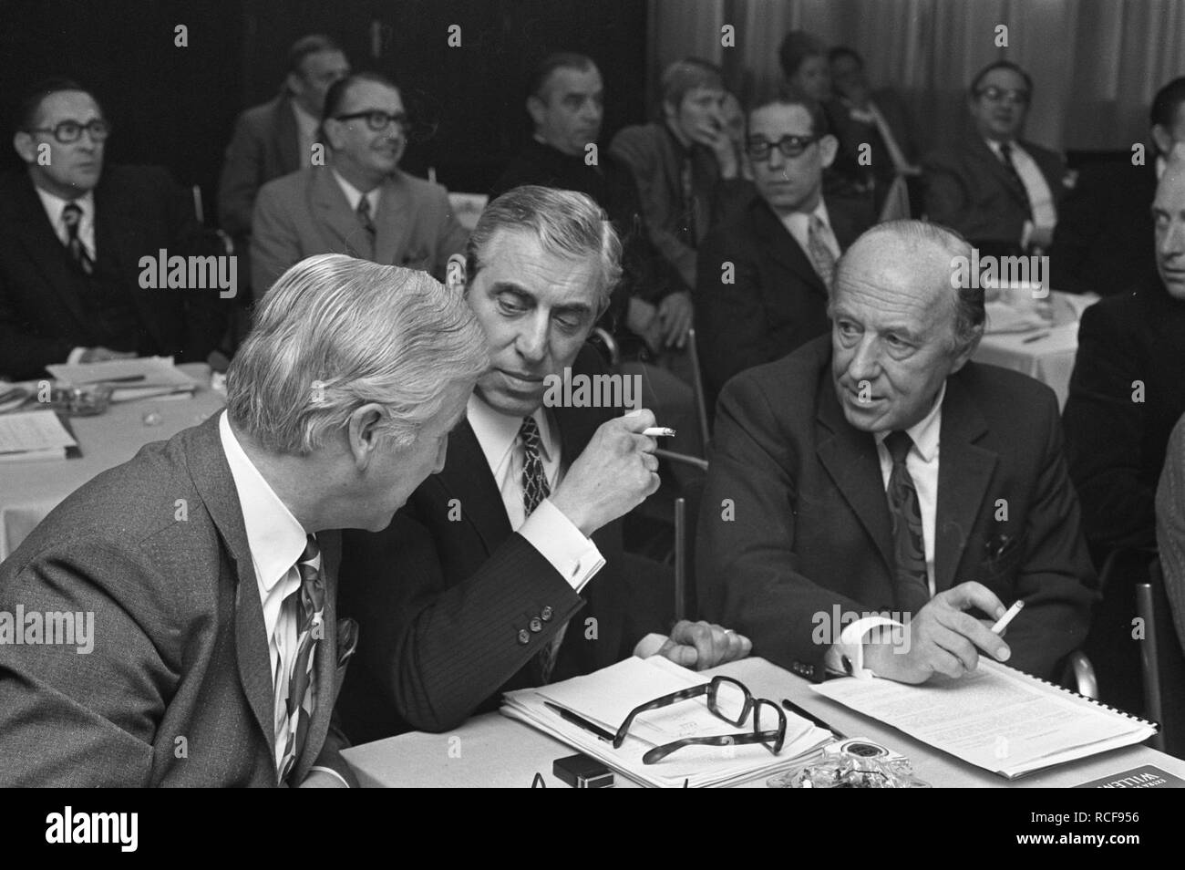 Ajax-voorzitter Jaap van Praag (met sigaar) in gesprek met ...