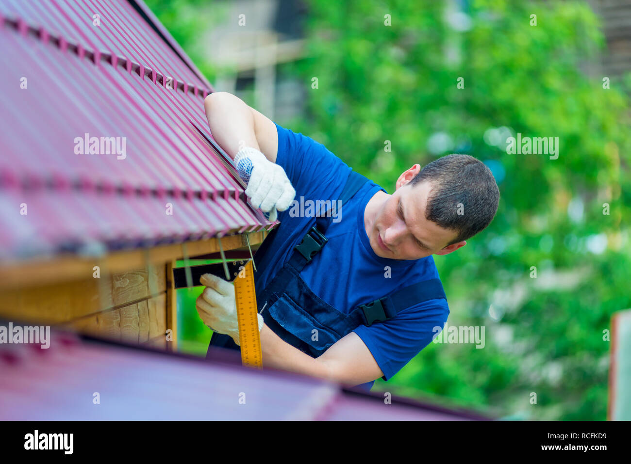 Man building house roof hi-res stock photography and images - Alamy
