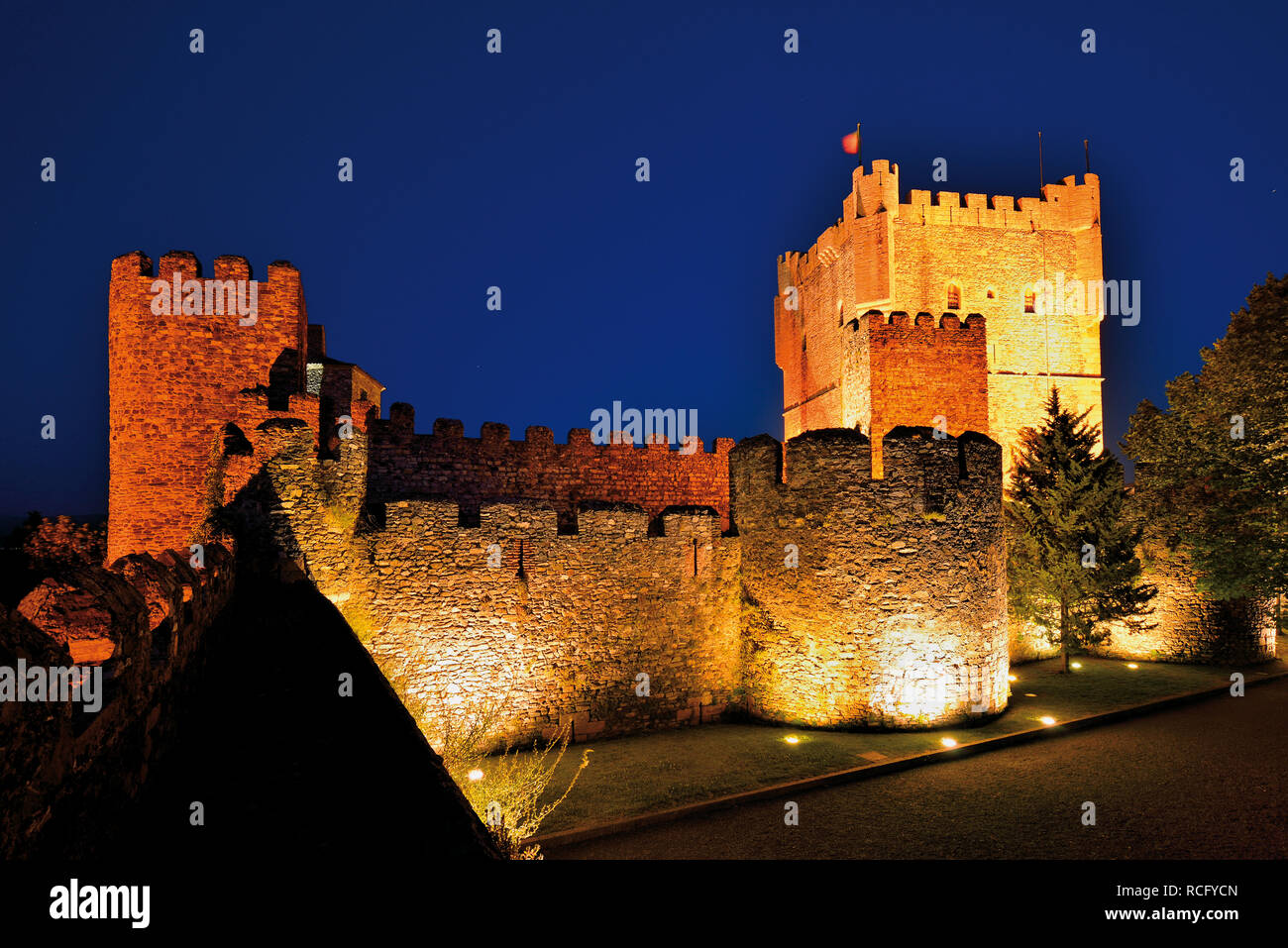 Medieval well hi-res stock photography and images - Alamy