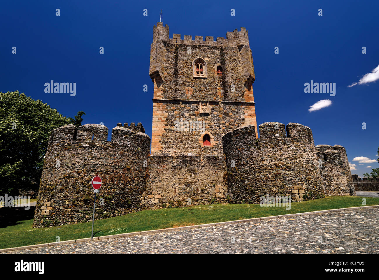 Round towers stone castle hi-res stock photography and images - Alamy