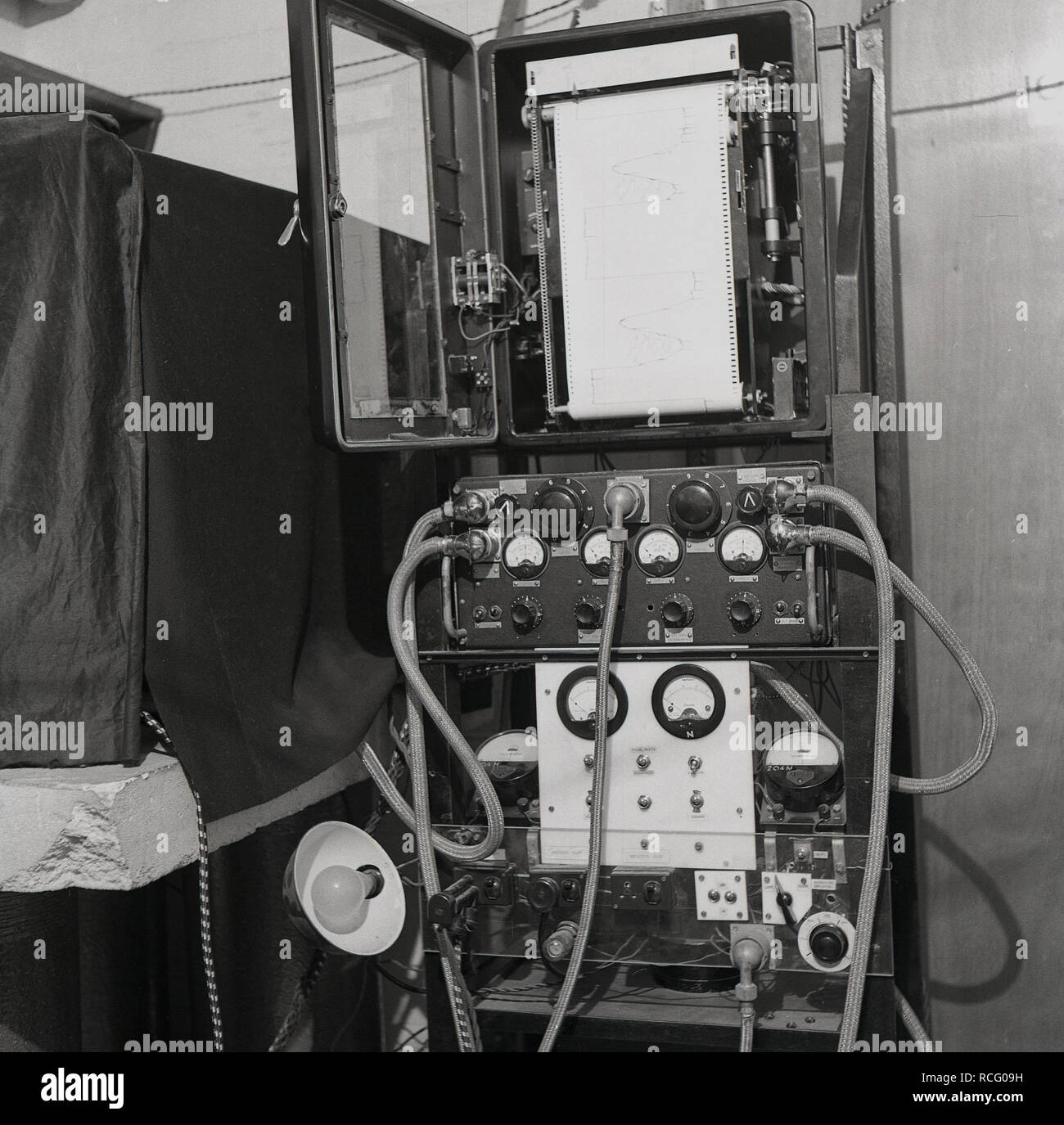 1950s, historical, Oxford University, laboratory equipment, an infra ...
