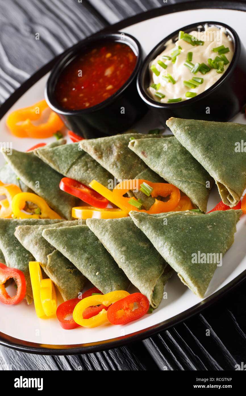 Samosa green background hi-res stock photography and images - Alamy