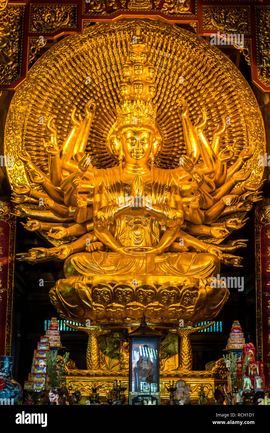 Many armed golden buddha statue hi-res stock photography and images - Alamy