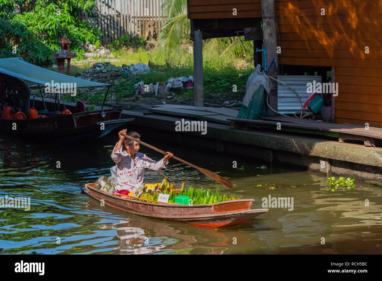 Man oaring boat hi-res stock photography and images - Alamy