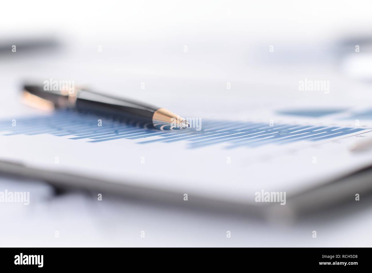 close up. ballpoint pen on the financial chart Stock Photo - Alamy