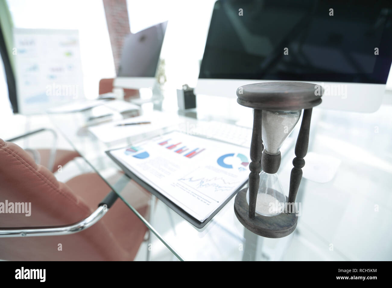 Hourglass graph hi-res stock photography and images - Alamy