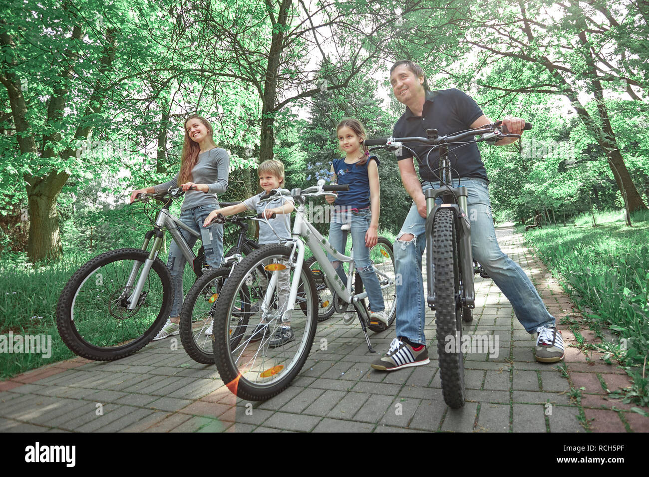 Family bicycle hi-res stock photography and images - Alamy