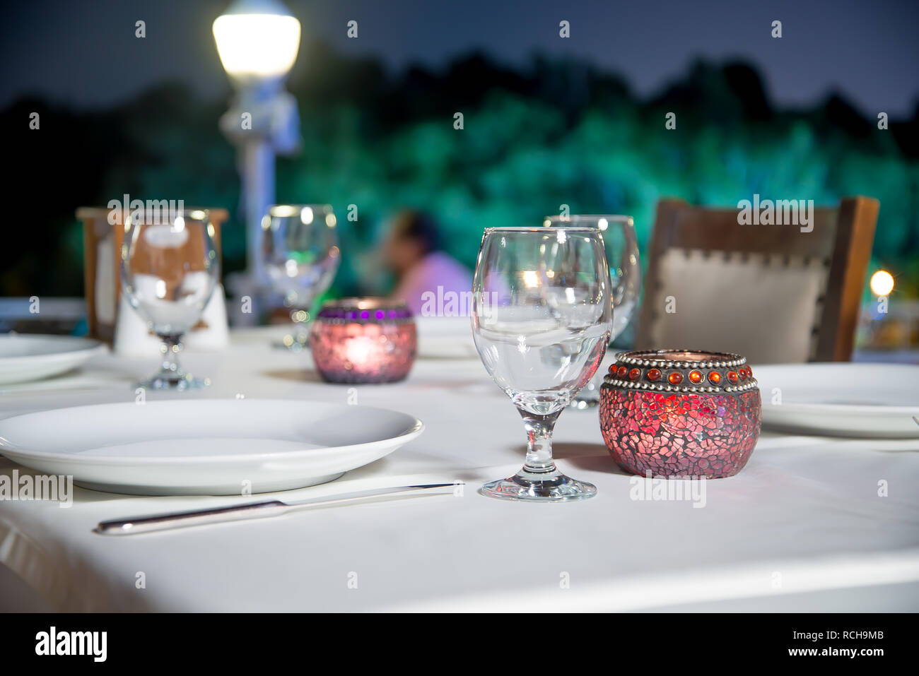 Open air restaurant table at night. Romantic dinner ambiance. Dinner ...