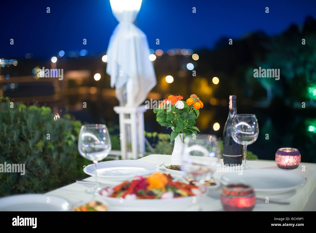 Open air restaurant table at night. Romantic dinner ambiance. Dinner ...