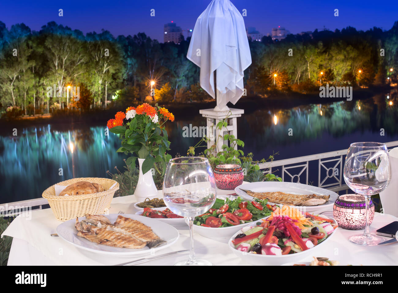 Open air restaurant table hi-res stock photography and images - Alamy