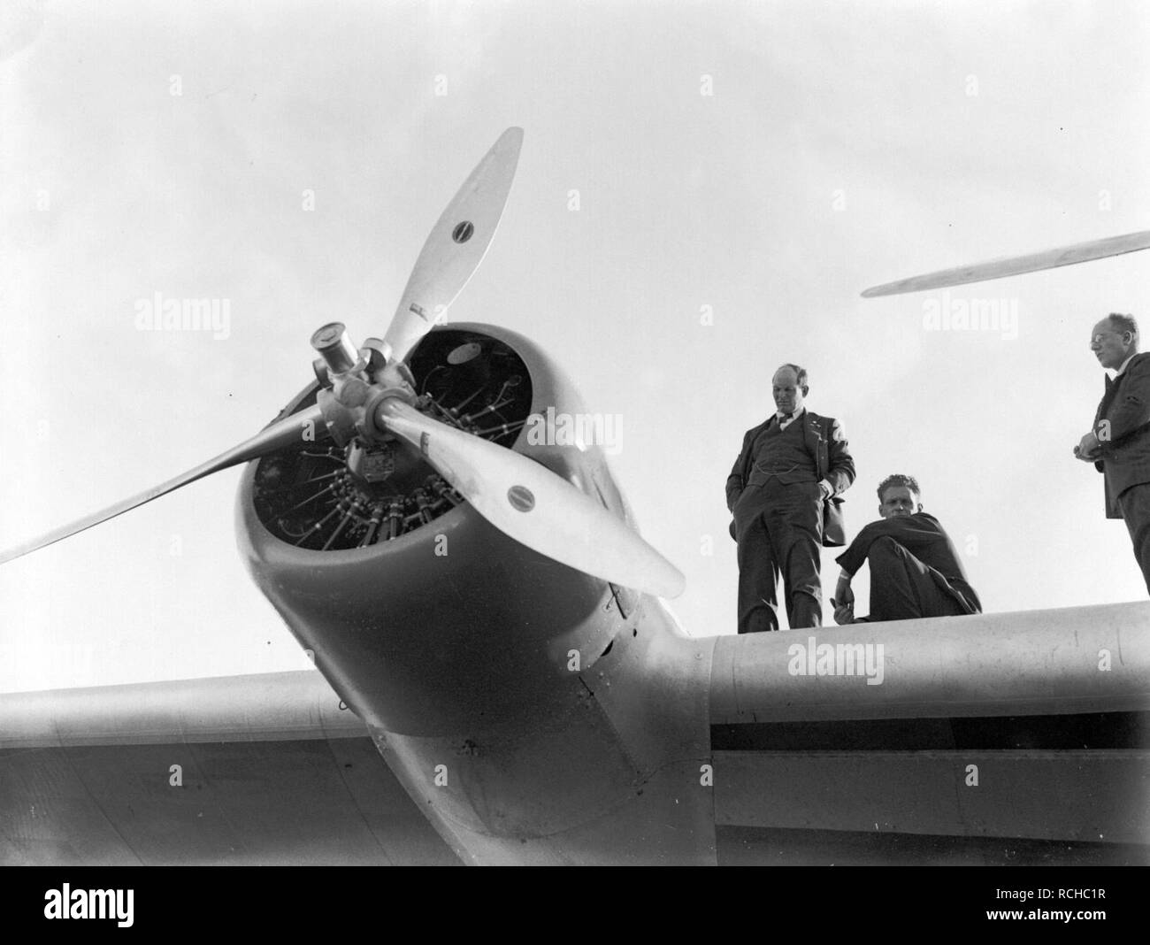 Albert Plesman, directeur van de KLM staat op de rechtervleugel van het ...